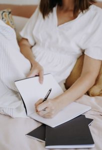 20 Powerful Who Am I Journal Prompts for Self-Discovery - Peachy Zen